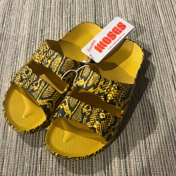Freedom Moses | Shoes | Freedom Moses Cobra Mikado Slides New | Poshmark